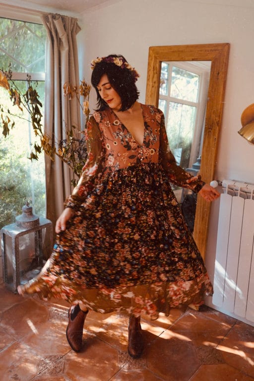 Un outfit boho per l'autunno con vestito a fiori di Shein