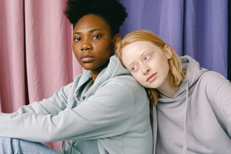 Felpe donna: i modelli da avere e come abbinarli in autunno